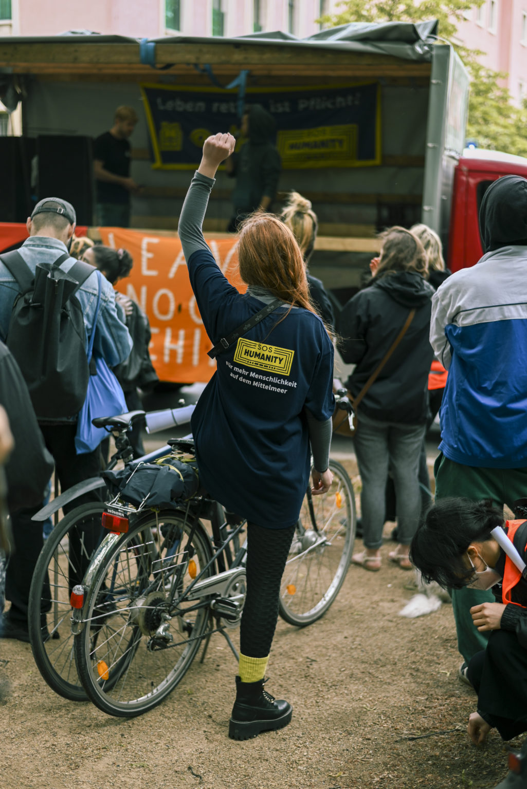 On land - SOS HUMANITY